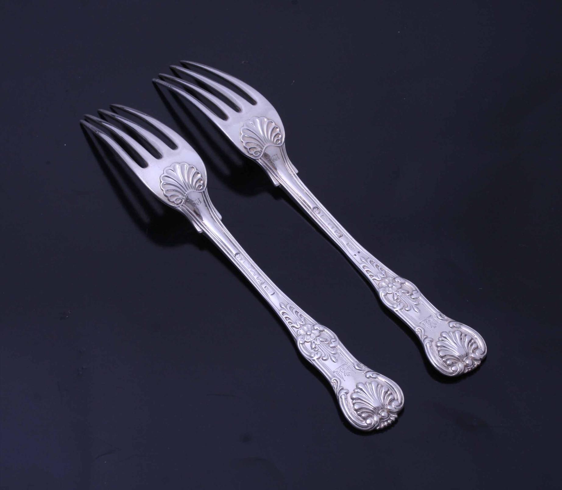 A pair of George IV Queen's pattern sterling silver dessert forks ...