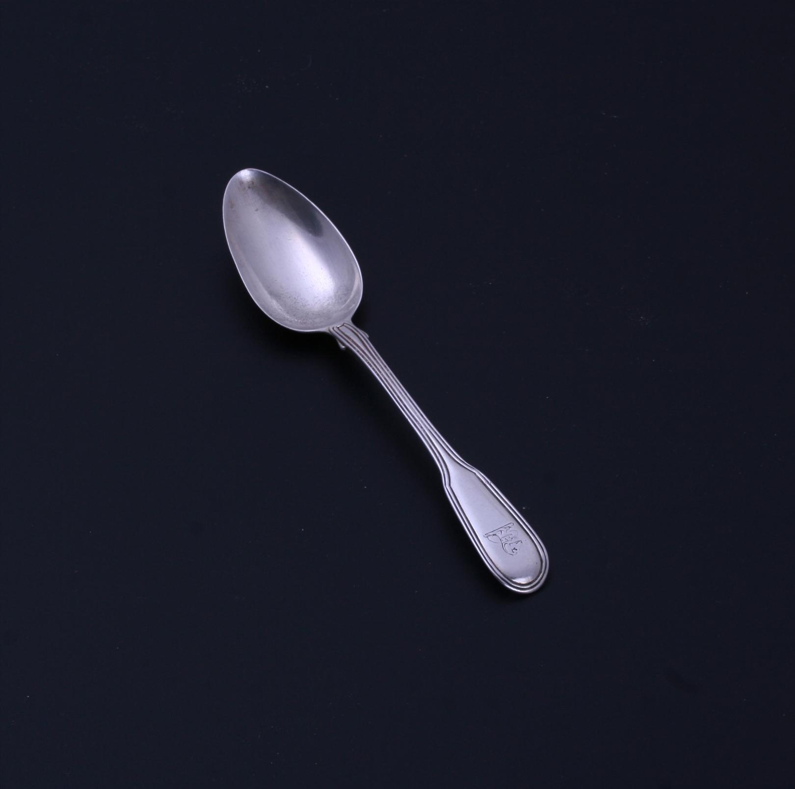 A Victorian fiddle pattern sterling silver teaspoon : MyFamilySilver.com