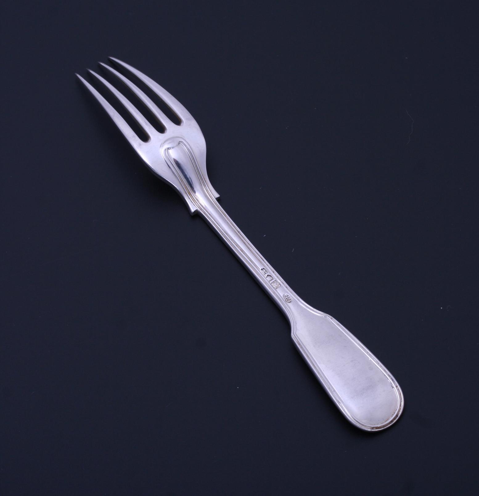 A Victorian sterling silver fiddle and thread pattern dessert fork ...