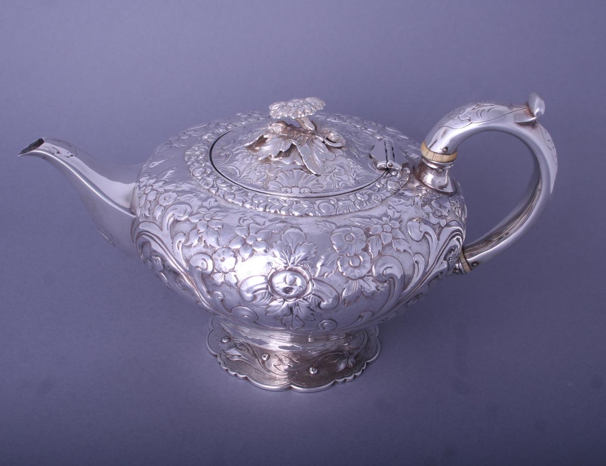 An attractive Victorian sterling silver tea pot : MyFamilySilver.com