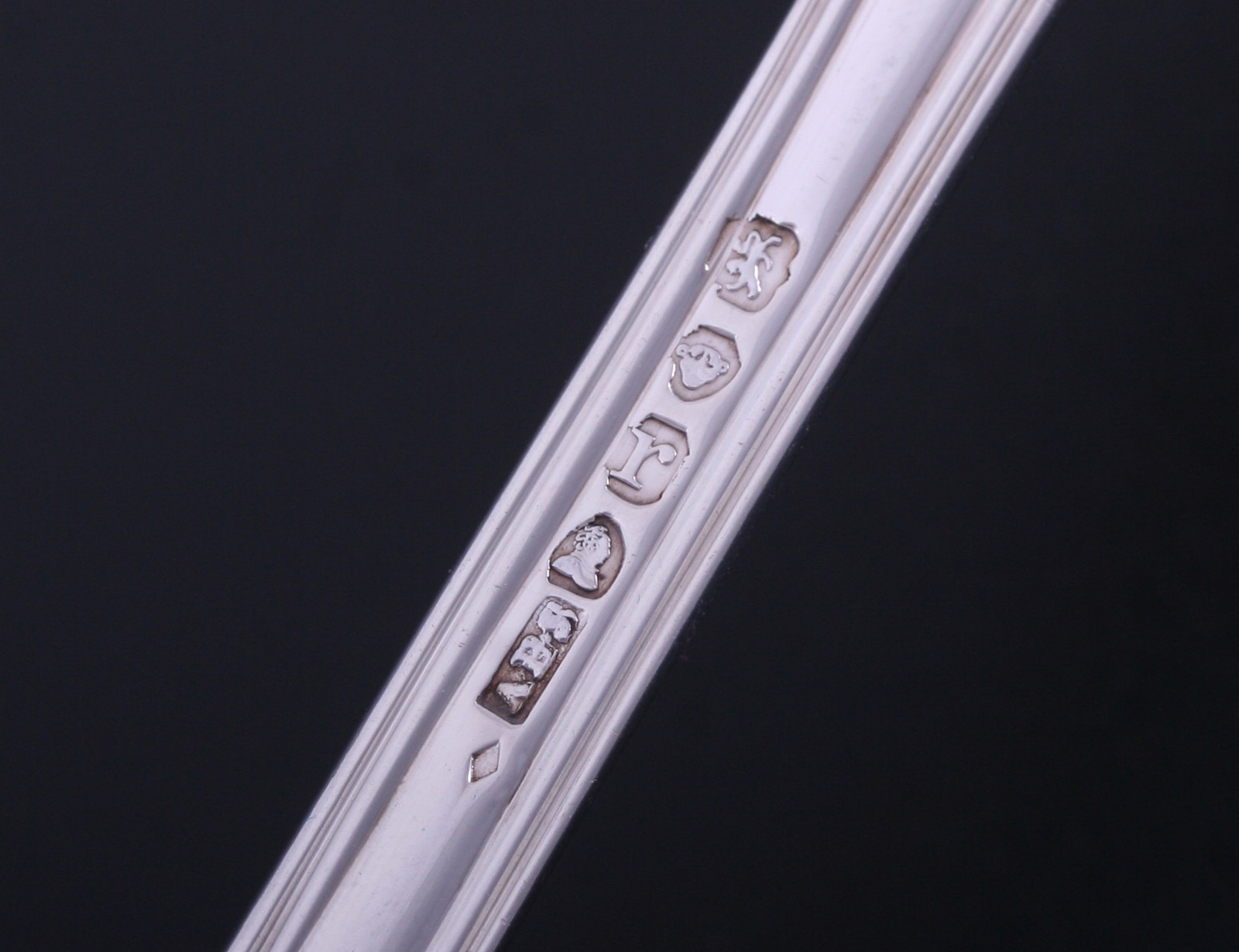 A William IV fiddle, thread and shell pattern sterling silver table ...