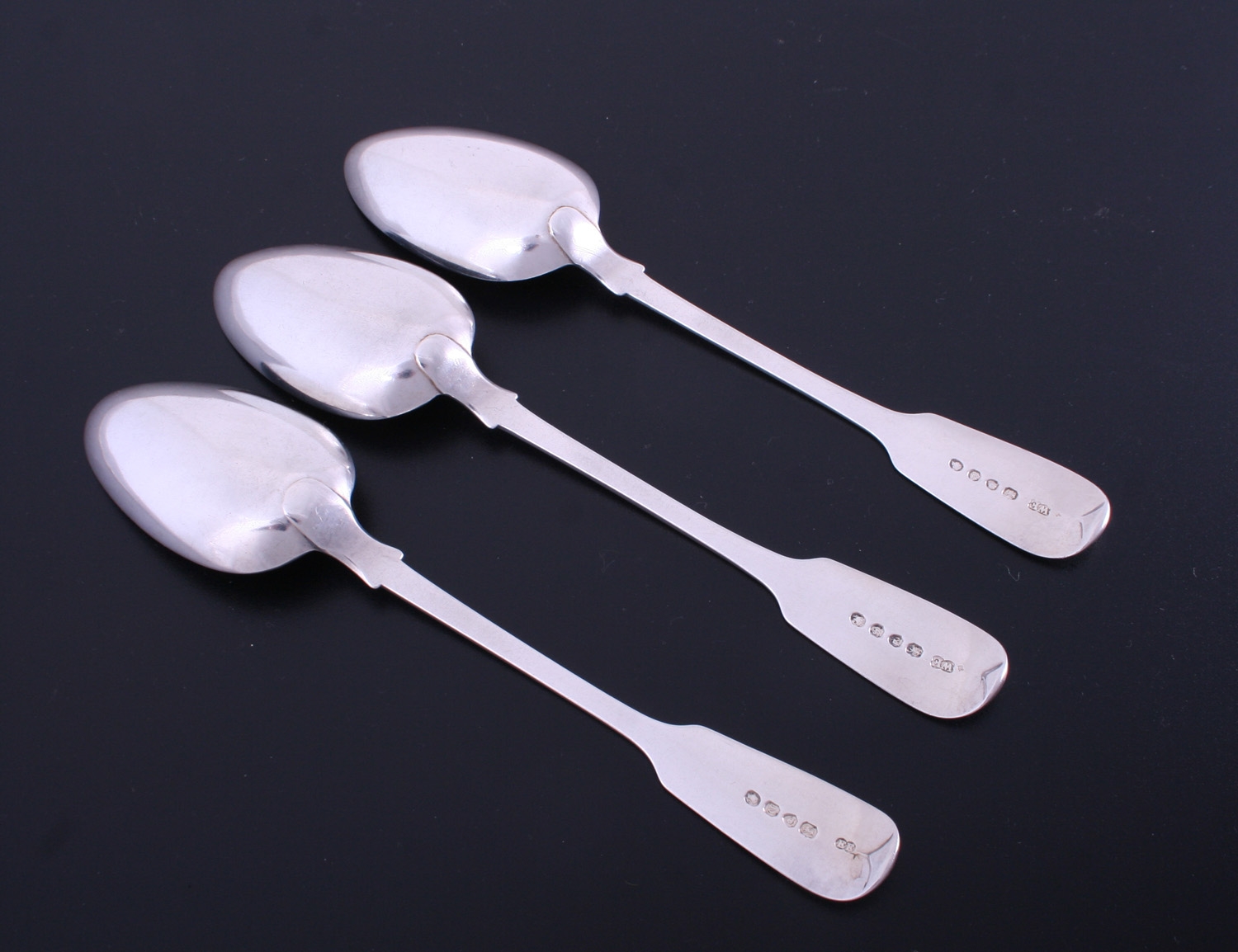 A matched set of three Victorian fiddle pattern sterling silver table ...