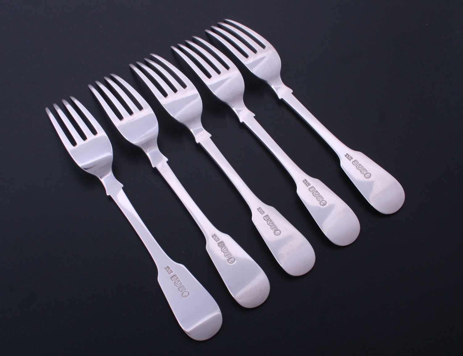 A set of five Victorian Scottish fiddle pattern sterling silver table ...